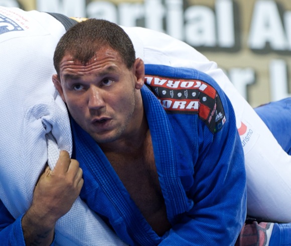 A aula de giro na meia-guarda, com o campeão de Jiu-Jitsu Roberto ...