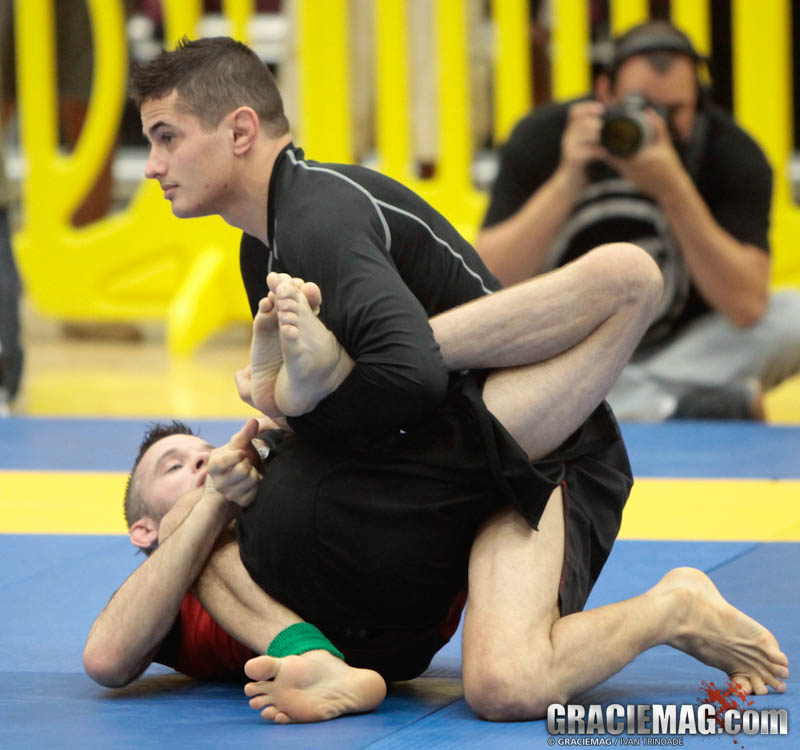 Caio Terra: a sweep from the De La Riva guard | Graciemag