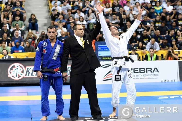 Vídeo: Confira Rafa Mendes em sua primeira luta na campanha do penta no ...