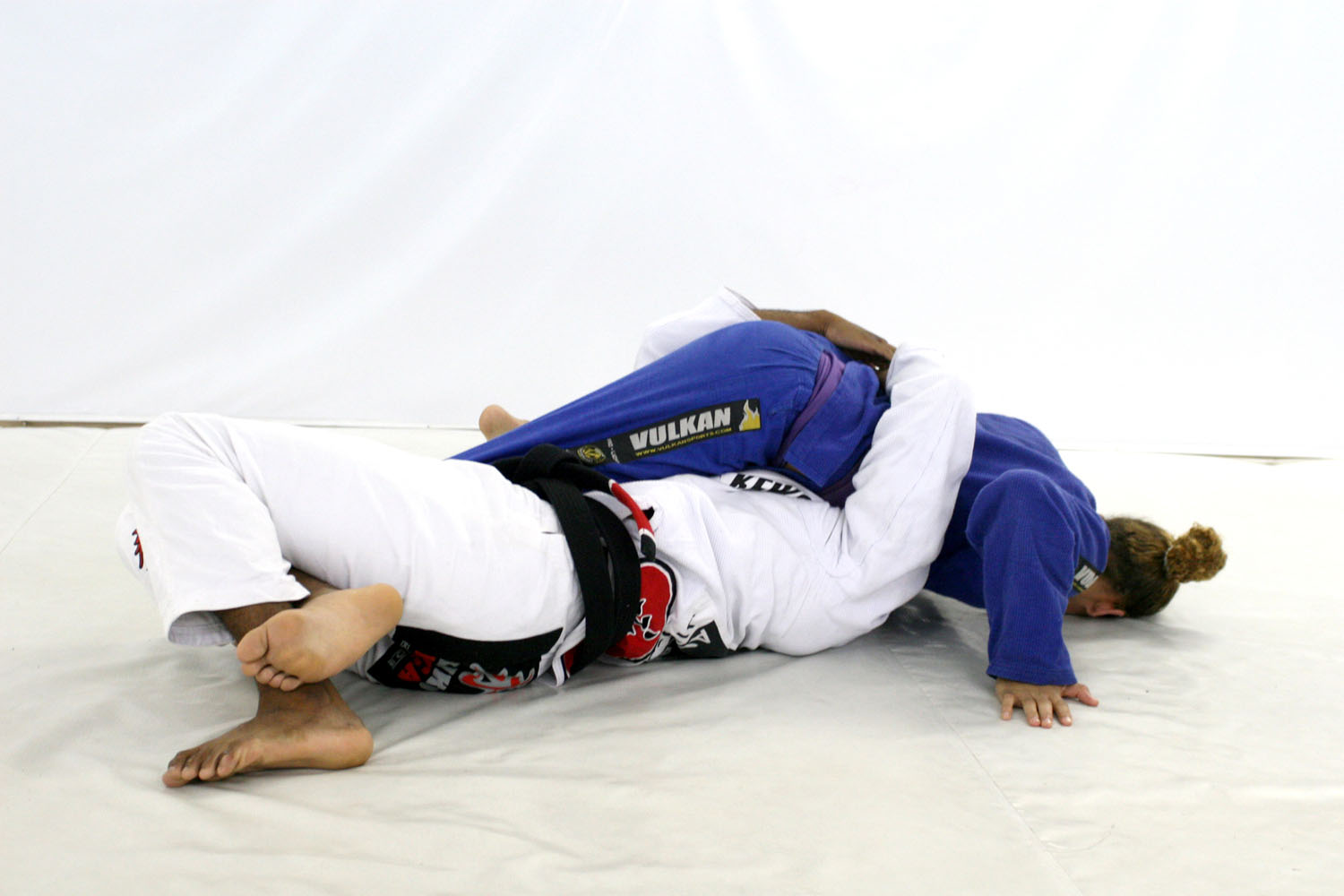 Learn from Serginho Moraes how to apply a leg lock from deep half-guard ...