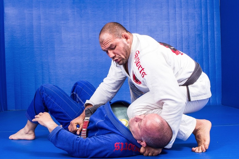 Roberto "Cyborg" Abreu teaches how to apply the "pantaneiro choke ...