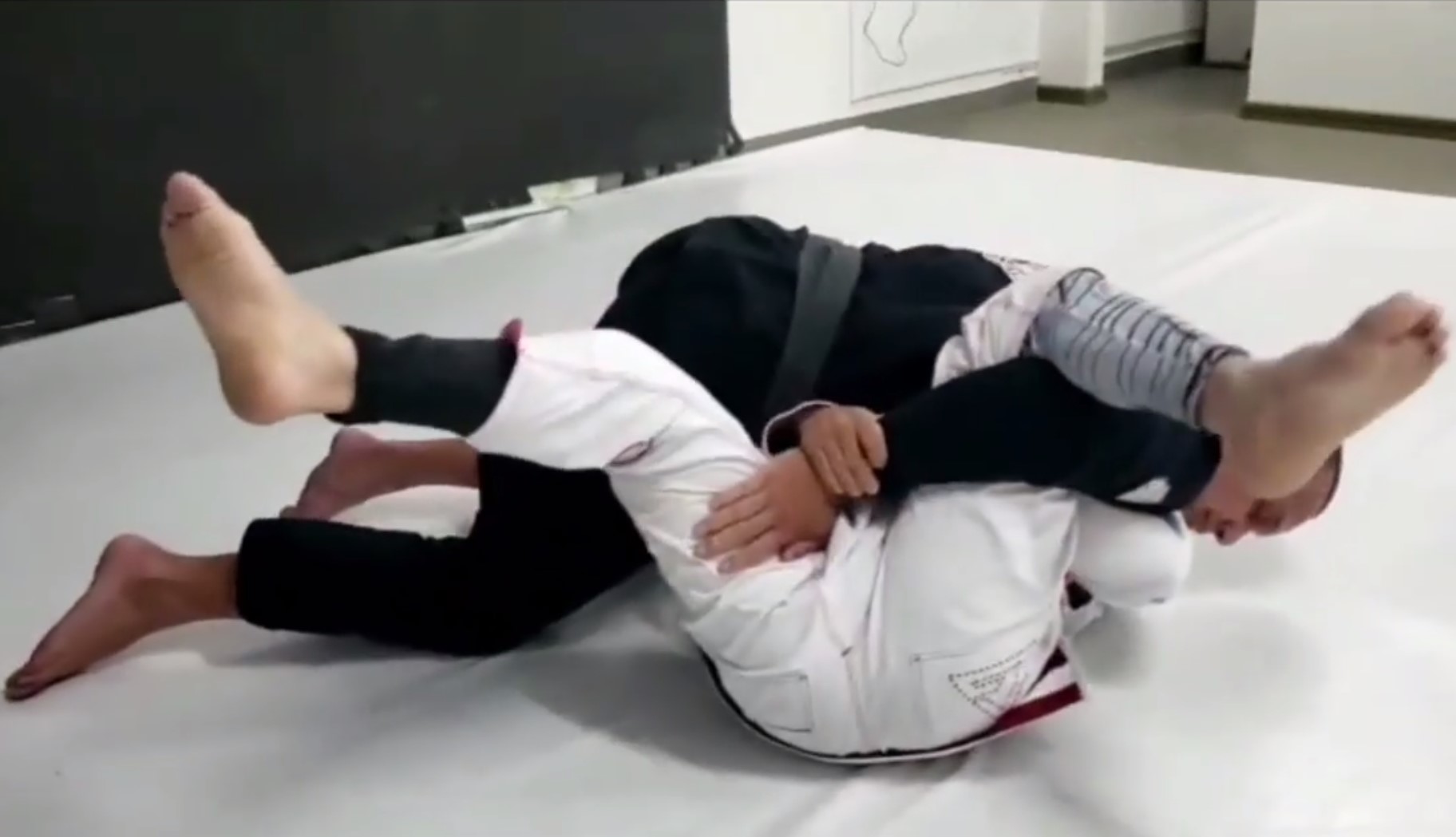 Learn a newly discovered, brutal secret wrist fold from the lasso guard ...