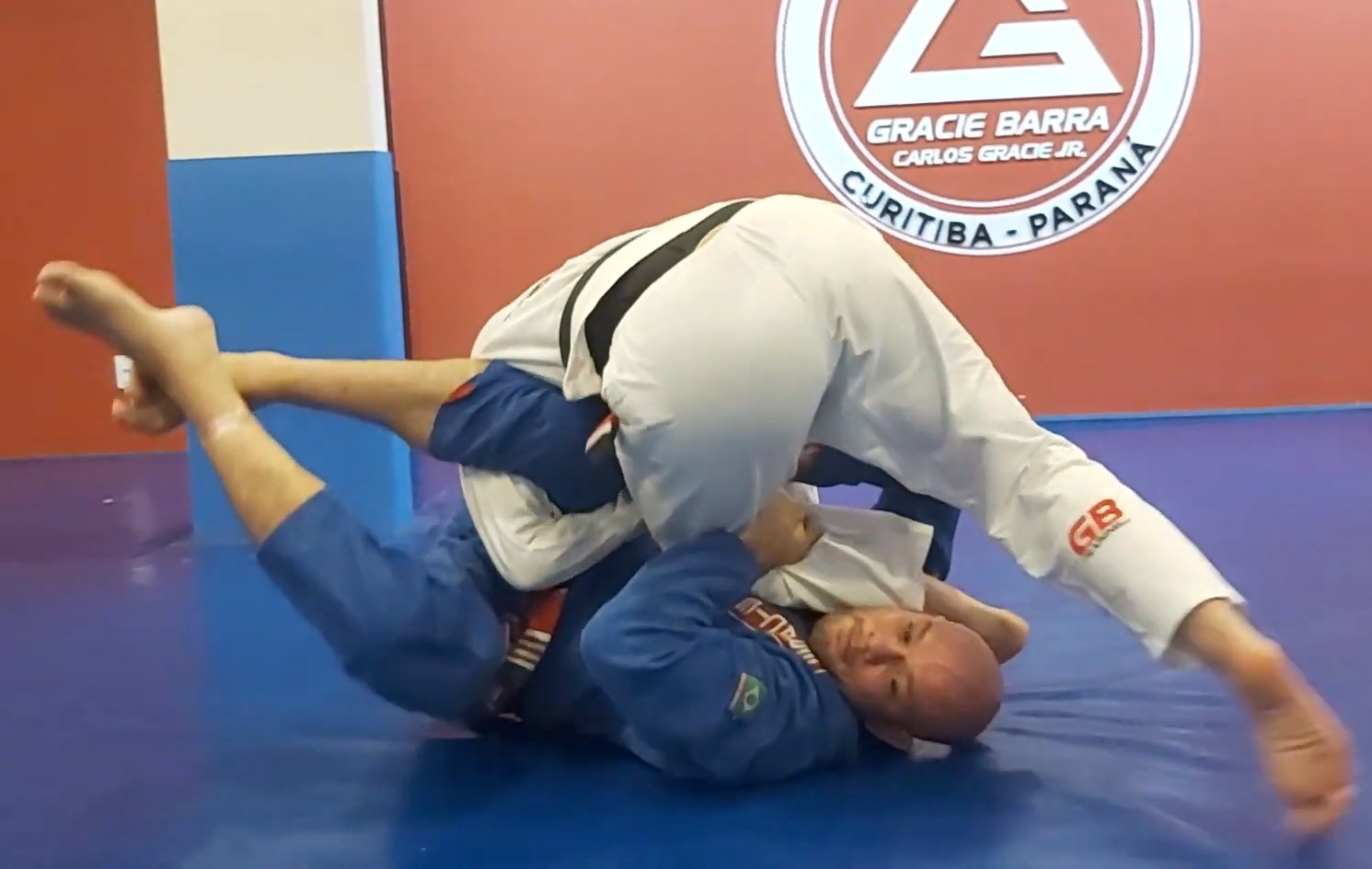 Rodrigo Fajardo & Cláudia do Val teach a sweep using the omoplata ...