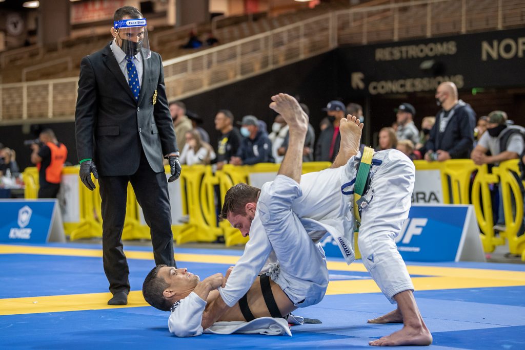 Learn an unstoppable triangle attack from Ninja Pinto | Graciemag