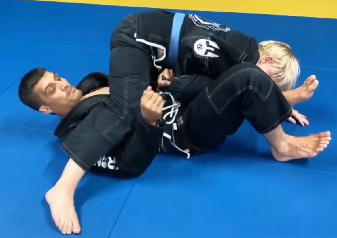 Variação da chave omoplata para o triângulo, com Felipe Ninja | Graciemag
